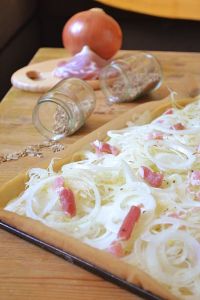 Flammekueche à l’oignon, fenouil et anis – La Pintade aixoise